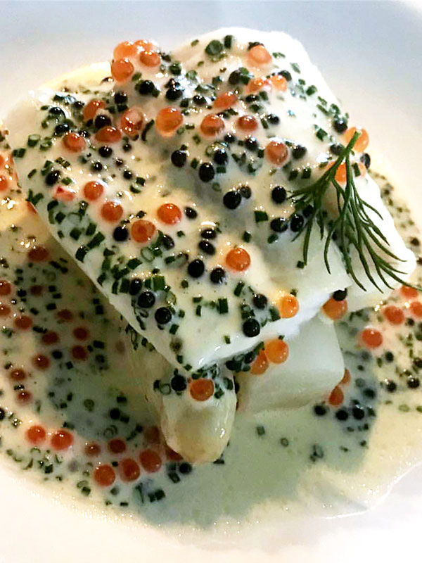 Piggvar med Sandefjordsås, smaksatt med caviar, löjrom och forellrom ...