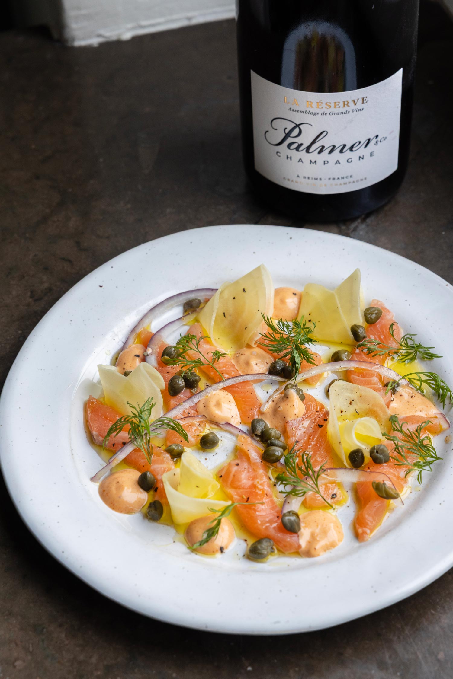 Crudo på lax med picklad gulbeta, kapris, lök, dill och ...